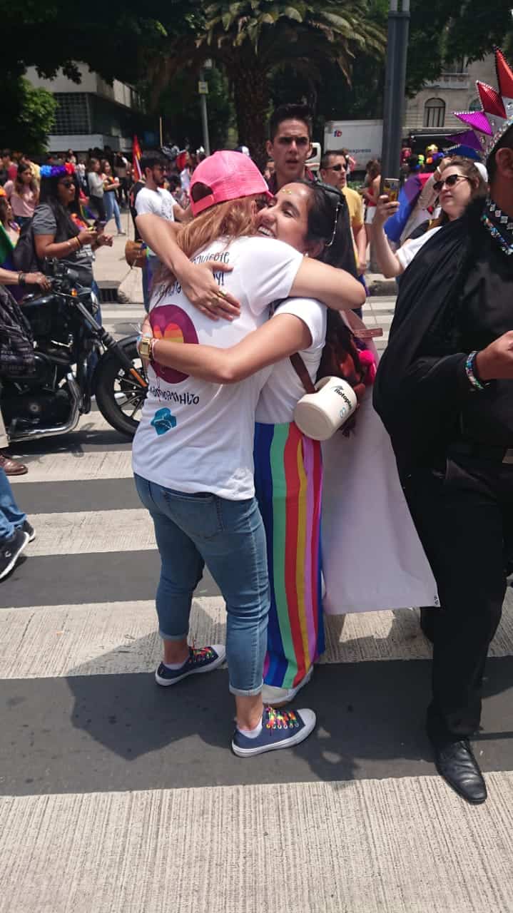Repartí abrazos gratis de mamá a jóvenes LGBTQ y estas frases hicieron ...