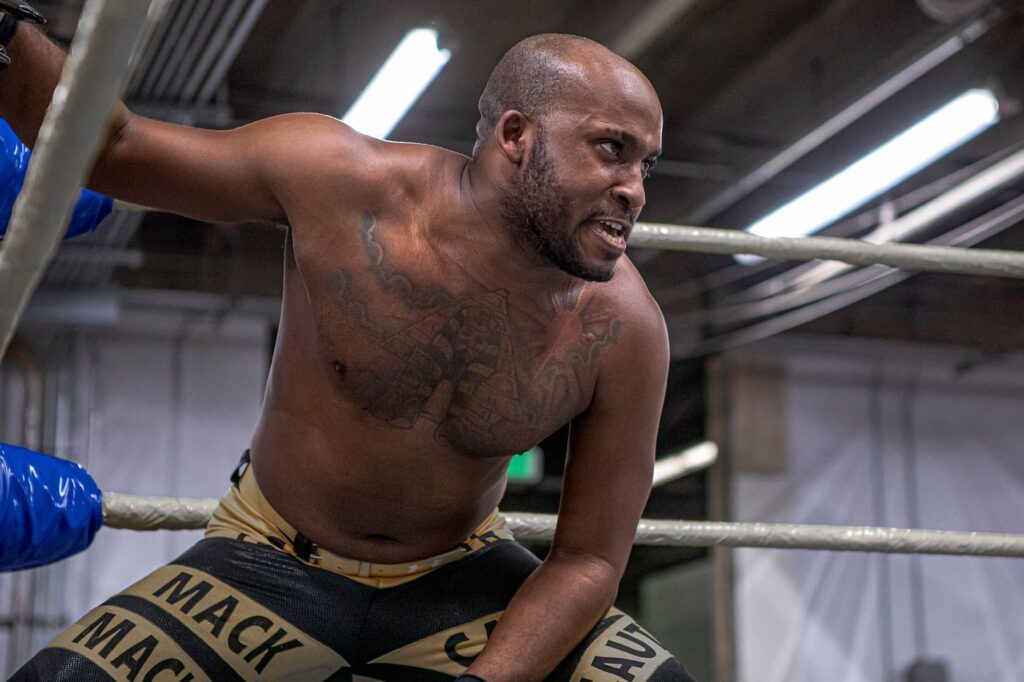 El luchador profesional AC Mack hace historia como el primer campeón ...