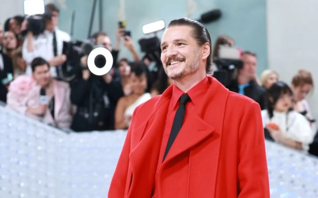 Pedro Pascal y su look donde lució sus piernas en el Met Gala 2023