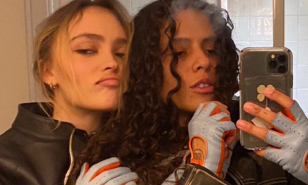 Lily-Rose Depp confirma relación con la rapera 070 Shake