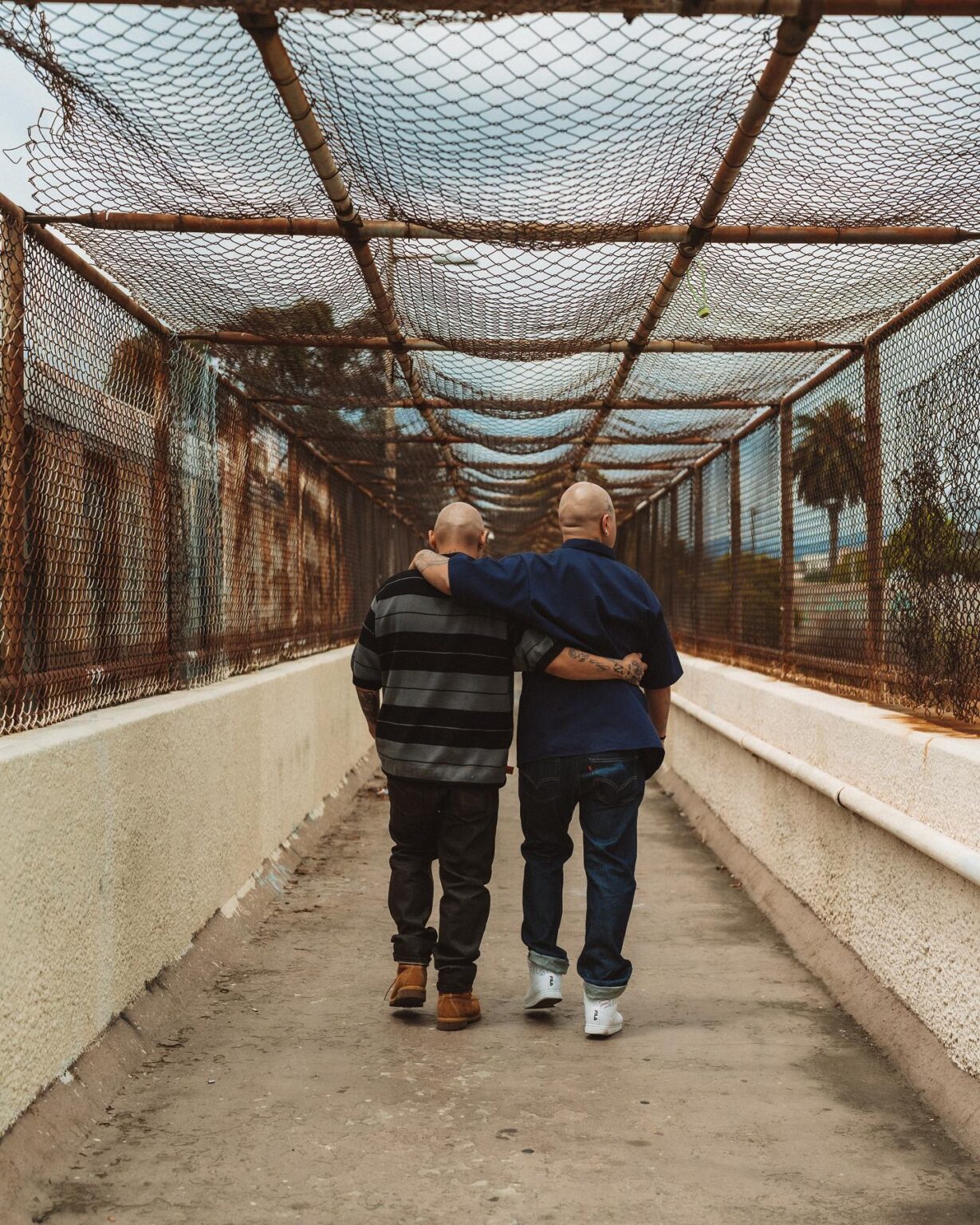 Trino y Adam, la pareja queer que se volvió viral por su sesión de fotos