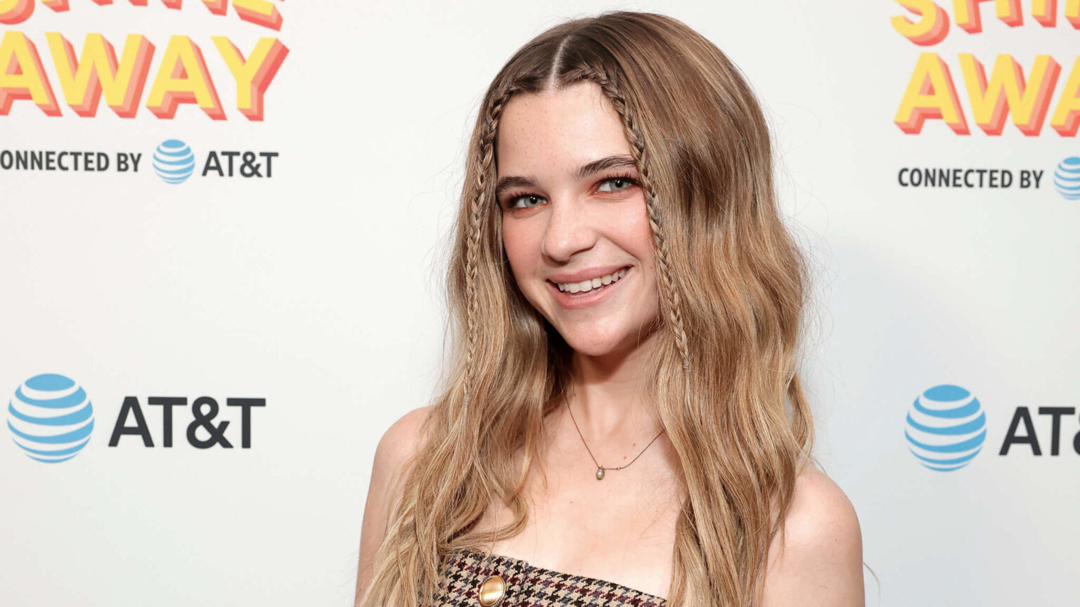 Conoce la serie "Boots" de Netflix, la serie inspirada en la vida de un ...